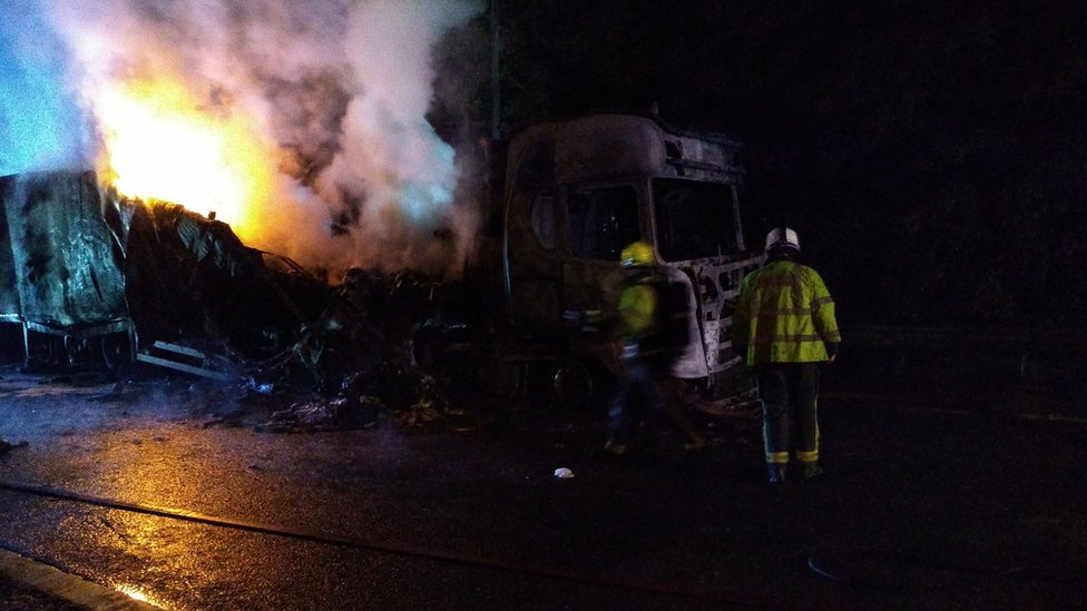 A1M reopened after lorry fire between Doncaster and Pontefract - BBC News