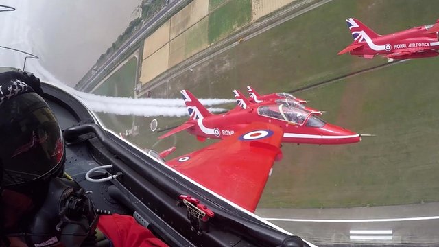 The Virtual Red Arrows meet the real-life display team - BBC News