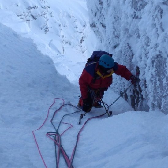 Y Cymro cyntaf ar gopa Everest 25 mlynedd 'mlaen - BBC Cymru Fyw