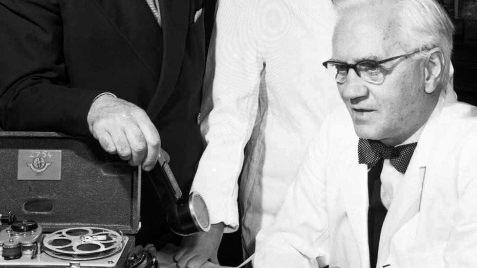Alexander Fleming's mould samples sold at auction - BBC News