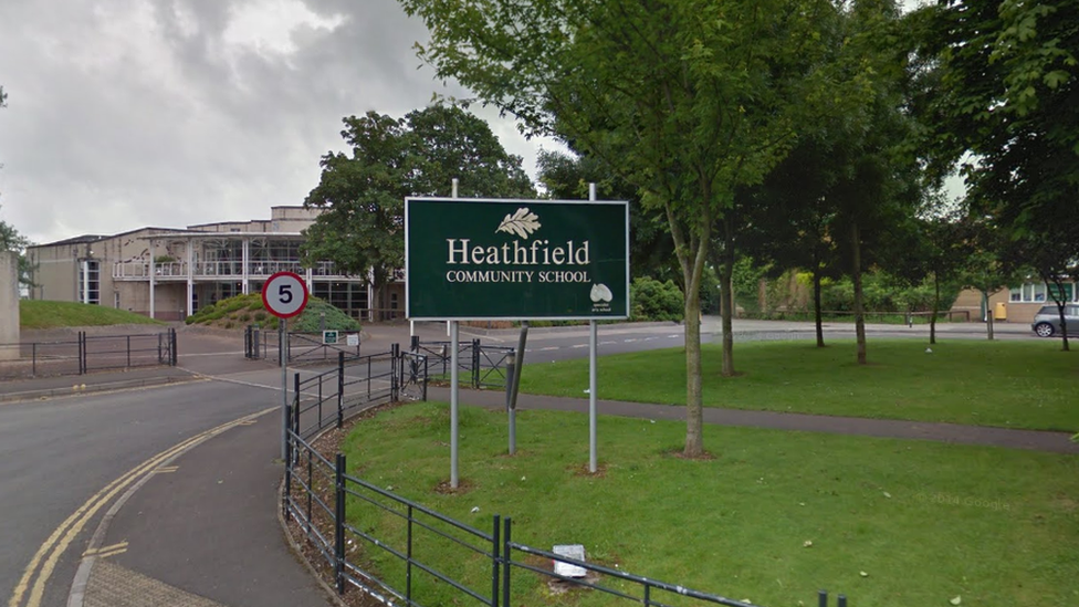 Teenager arrested over 'threat' against Somerset school - BBC News