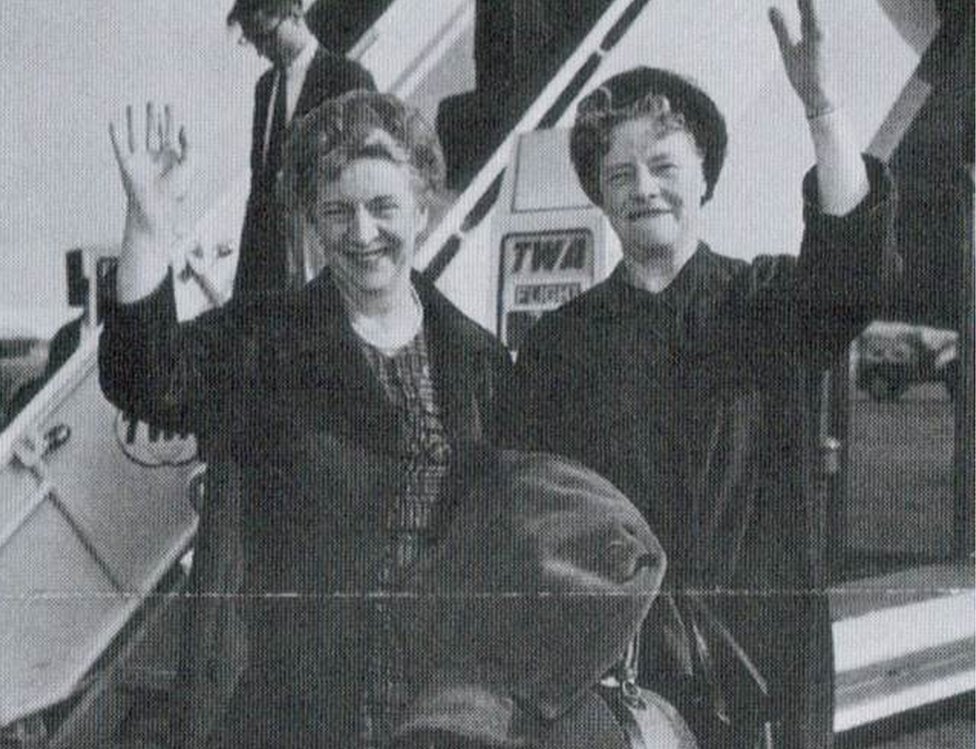 The opera-loving sisters who 'stumbled' into heroism - BBC News