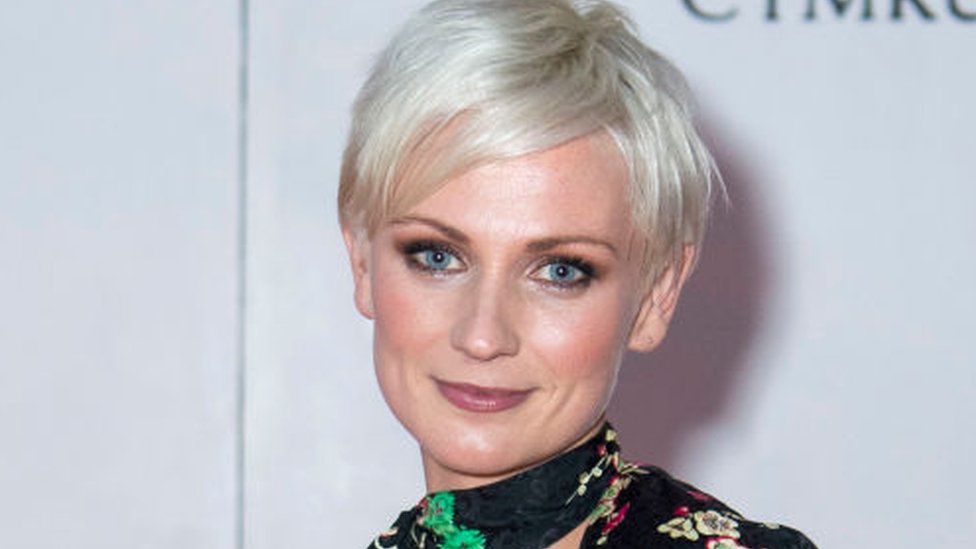 Ateb y Galw: Yr actores Hannah Daniel - BBC Cymru Fyw