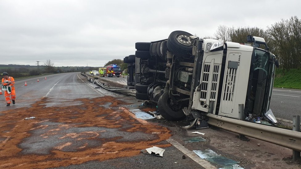 M40 crash: Lorry carrying chewing gum shuts road - BBC News