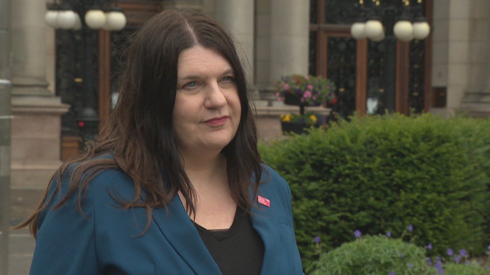 Glasgow considers 'one-way system' for shopping streets - BBC News