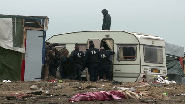 Paris police break up migrant camp amid scuffles - BBC News