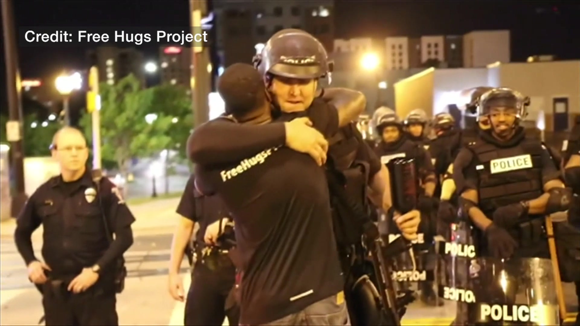 Hugs for Charlotte police and protesters - BBC News