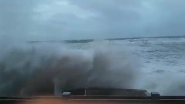 Giant waves stops train in its tracks - BBC News