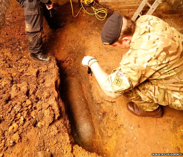 BBC News - Bethnal Green WW2 bomb: Attempts continue to defuse device