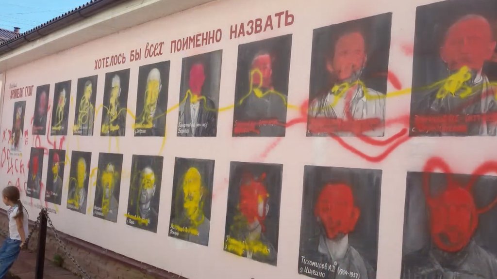 Stalin's victims painted from history - BBC News