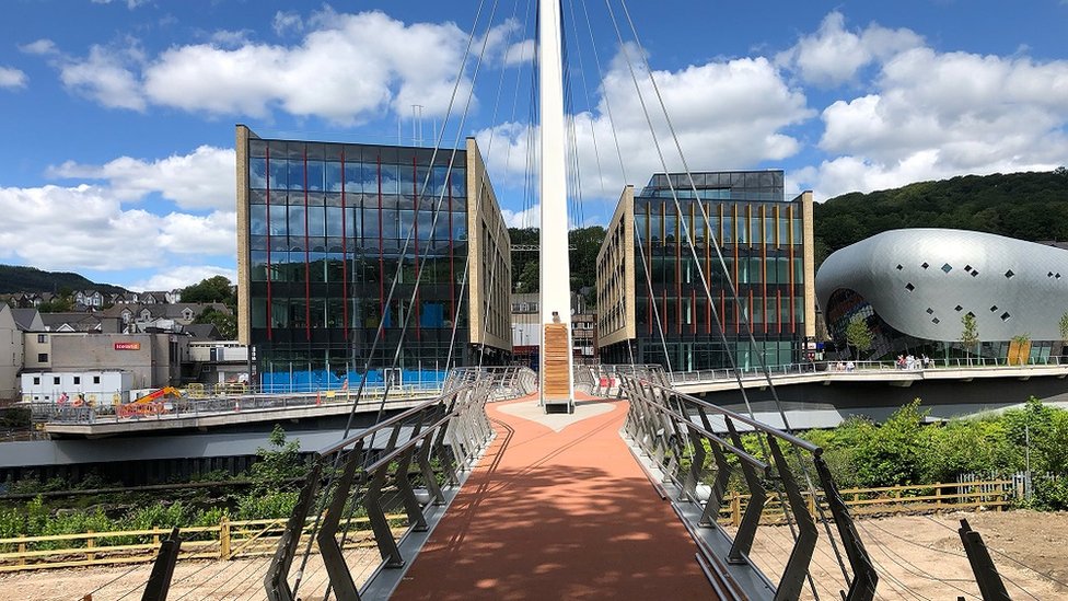 New bridge to War Memorial Park opens in Pontypridd - BBC News