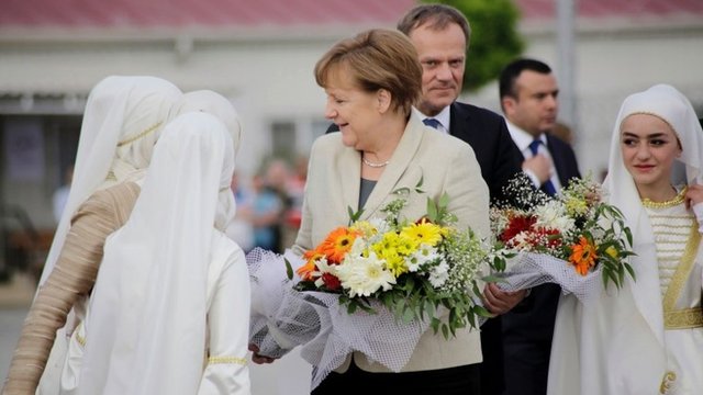 Merkel visits migrant camp on Turkish-Syrian border - BBC News