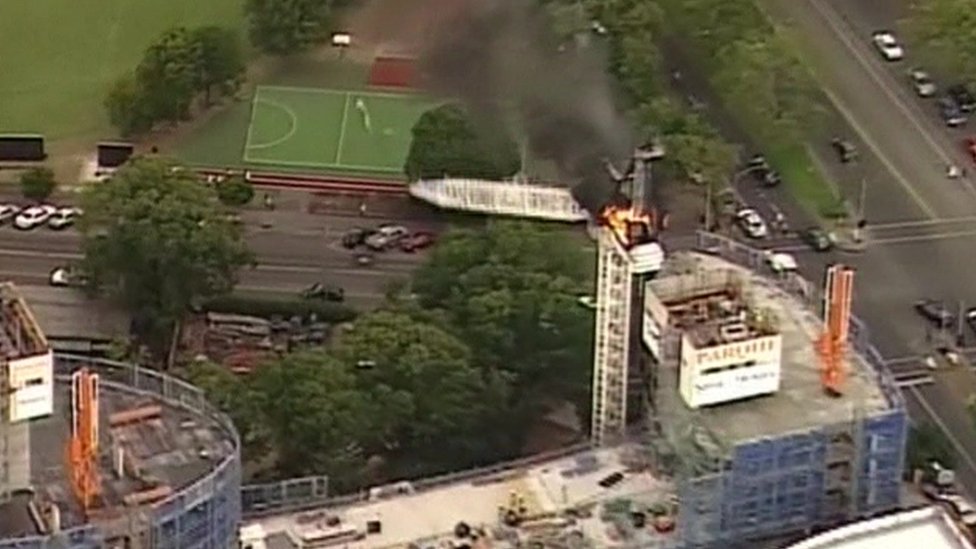 Crane arm collapses after fire in Melbourne - BBC News