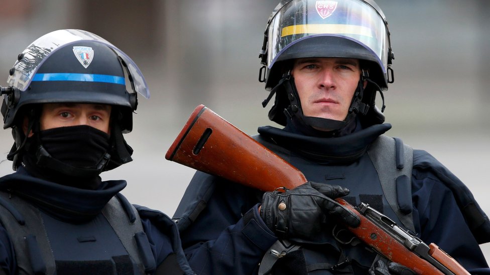 On the streets around the Paris St Denis raids - BBC News
