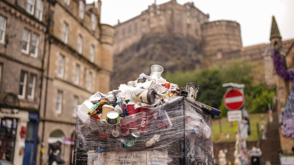 How are the bin strikes in Edinburgh affecting people? - CBBC Newsround