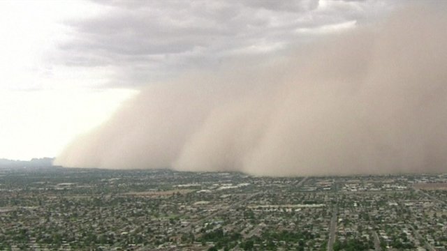Wild dust storm rolls over US city of Phoenix - BBC News