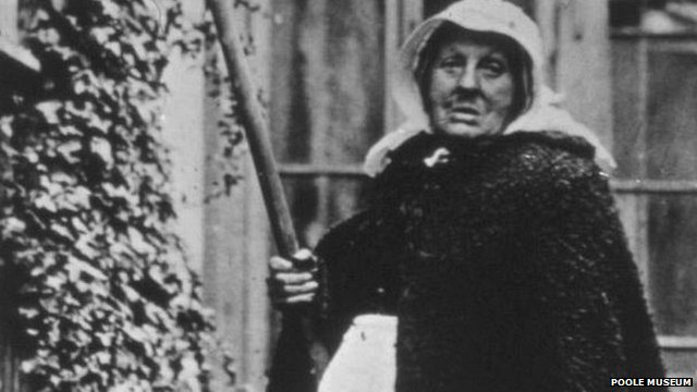 The people who 'knocked up' workers in the morning - BBC News