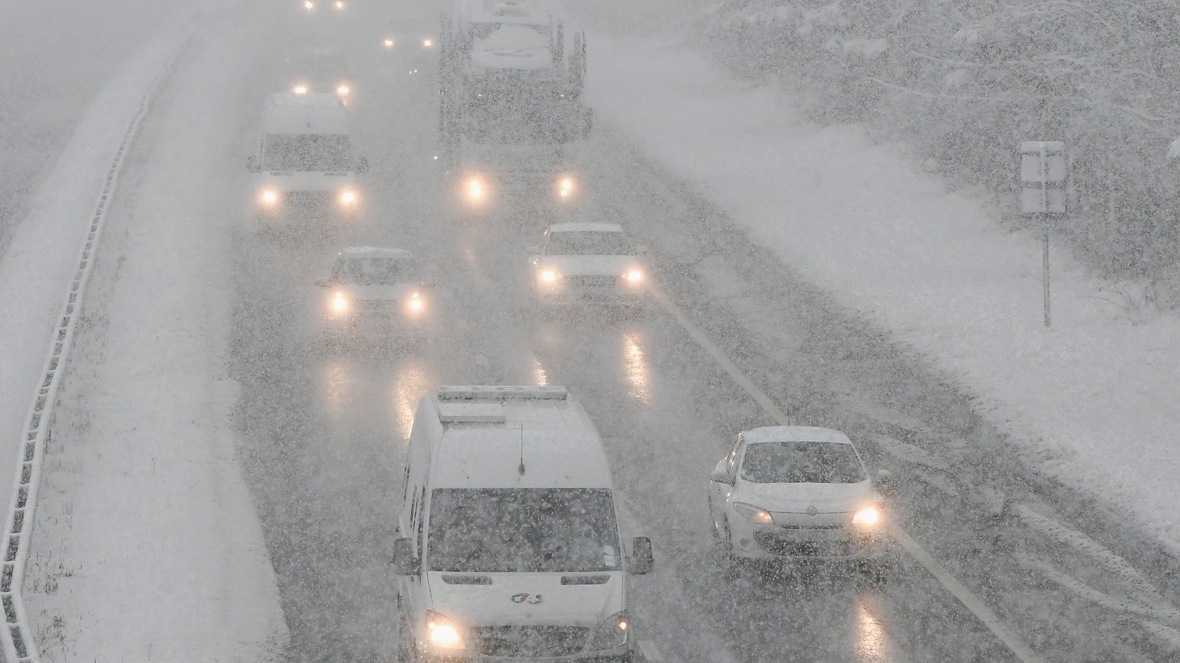 Heavy snowfall causes disruption - BBC News