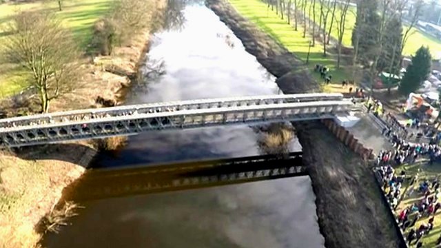 Tadcaster bridge: Drone films moment divided flood town reunited - BBC News