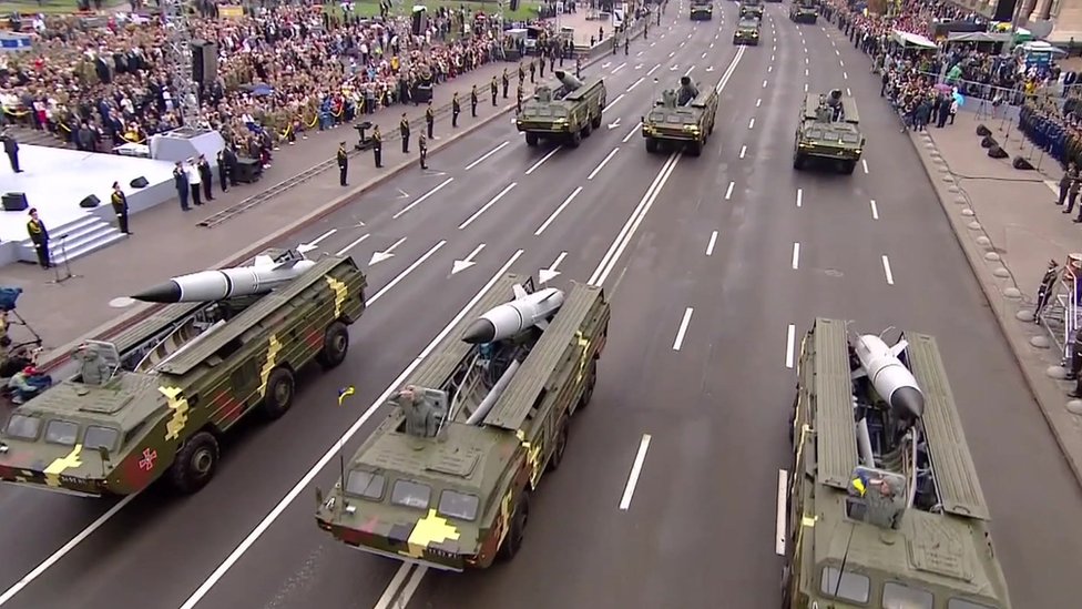Ukraine military parade marks 25 years of independence - BBC News