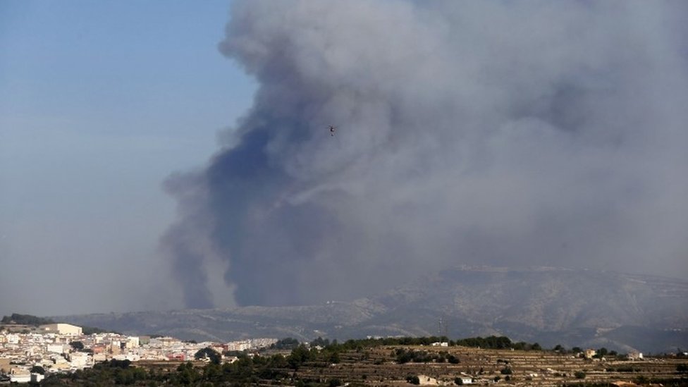 Dozens killed in huge Portugal forest fire - BBC News