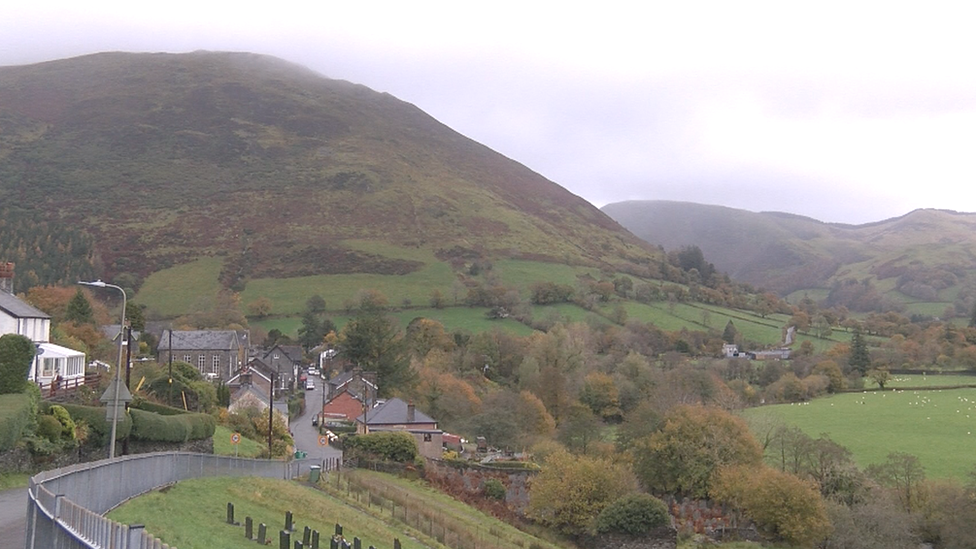 Dinas Mawddwy: Byw mewn pentref lle mae Covid yn brin - BBC Cymru Fyw