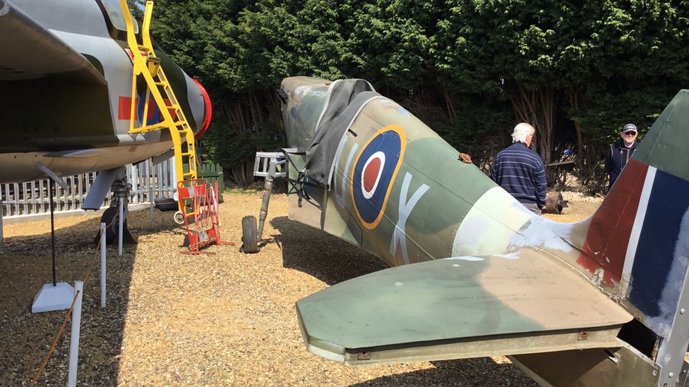Norfolk man restores Spitfire in front garden over seven years - BBC News