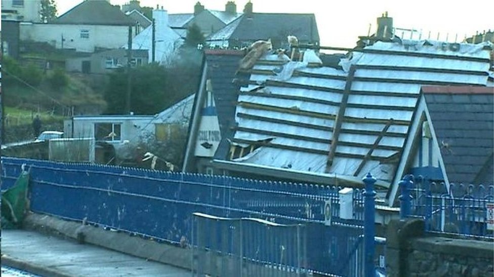 Cyfarfod i drafod y difrod i do'r ysgol yn Rhosgadfan - BBC Cymru Fyw