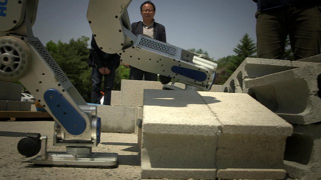 Could inspiration from nature help robots to walk? - BBC News