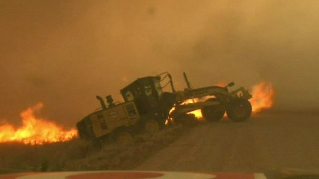 TV crew rescues driver from Oklahoma wildfire - BBC News