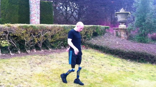 First Remembrance parade for veteran since injury - BBC News