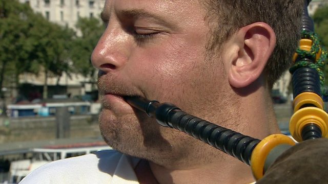 'Bagpipe lung' warning for wind musicians - BBC News