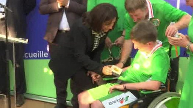 Irish fan Jamie Monaghan collects supporters' award from Paris mayor ...