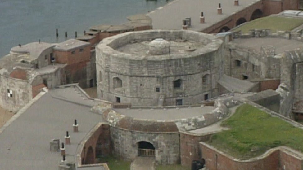 Hurst Castle conservation project gets underway - BBC News