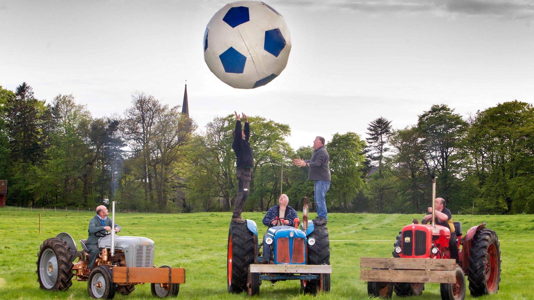 Tractor football takes to the field for Fettercairn tournament - BBC News