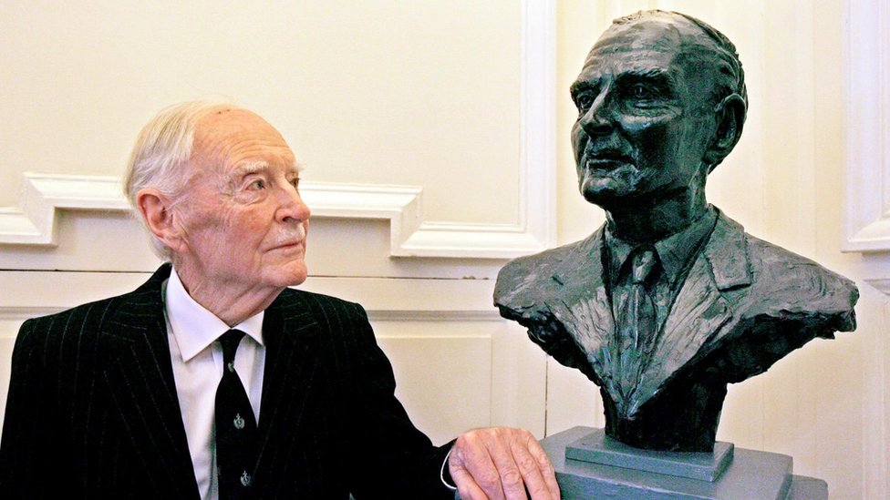 Former taoiseach Liam Cosgrave dies aged 97 - BBC News