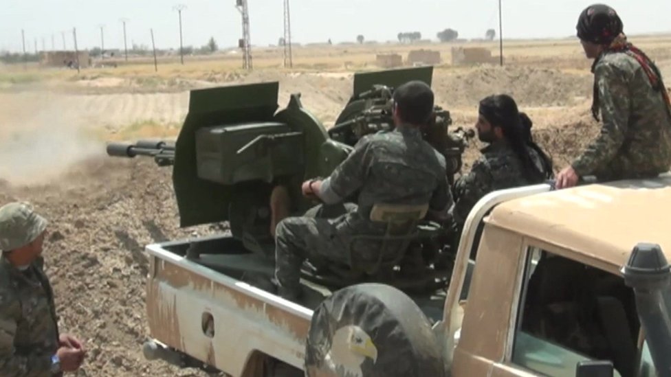 Turkey tanks target IS in Syria - BBC News