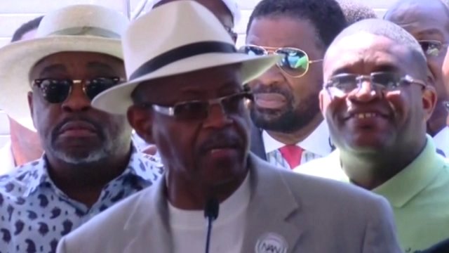 'Take down Confederate flag in Clementa Pinckney's honour' - BBC News