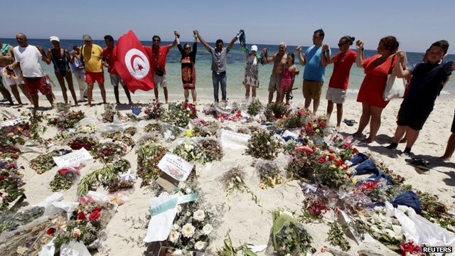 Tunisia attack: Minute silence held on Sousse beach - BBC News