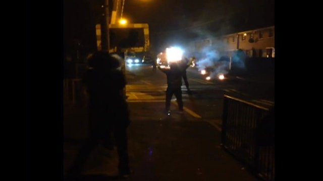 Lurgan rioting: Gunshot fired and petrol bombs thrown at police - BBC News