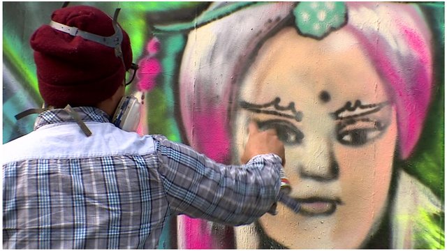 Graffitists target US-Mexico border fence - BBC News