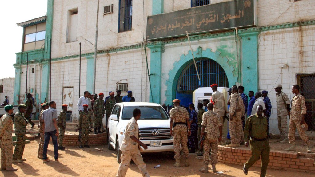 الاشتباكات في السودان ما تأثير فرار عدد من أركان نظام البشير من سجن