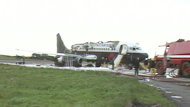 Manchester air disaster 30th anniversary - BBC News
