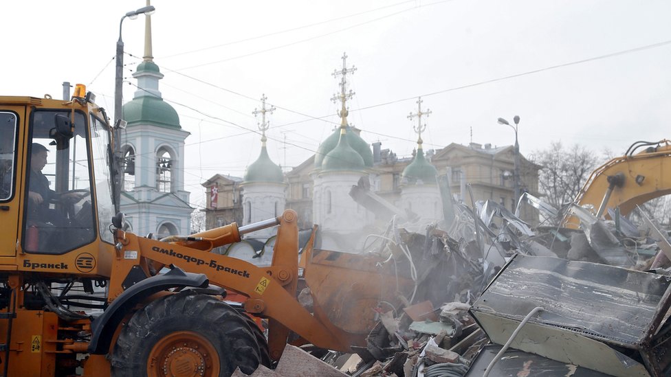Moscow outcry as convenience stores demolished - BBC News