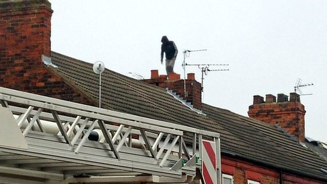 Man remains on roof of Hull house for a second day - BBC News