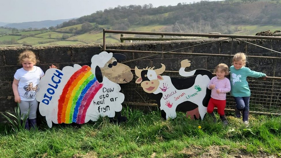 'Diolch!' Oriel o'ch arwyddion chi - BBC Cymru Fyw