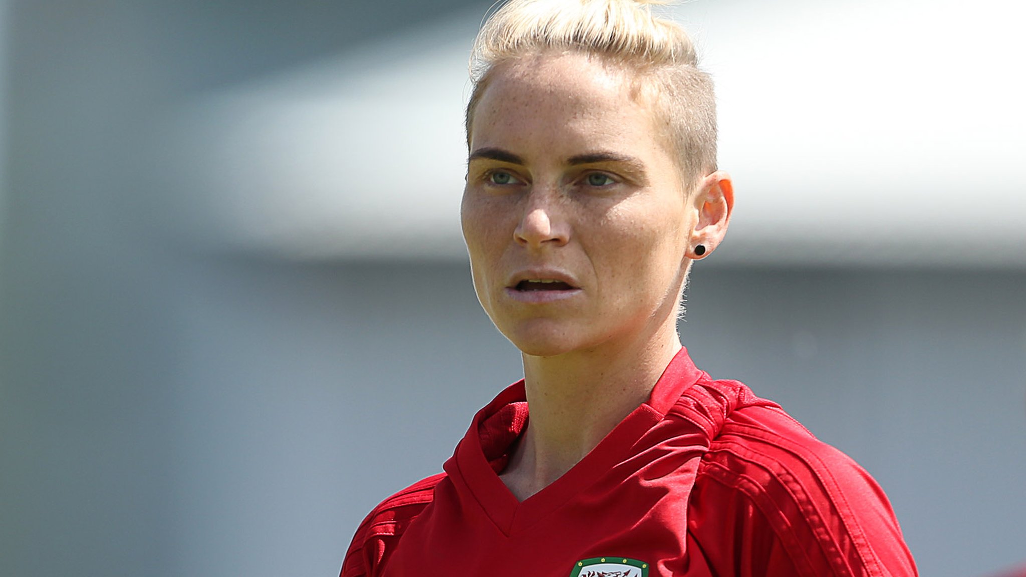 Jess Fishlock allan am o leiaf chwe mis gydag anaf - BBC Cymru Fyw