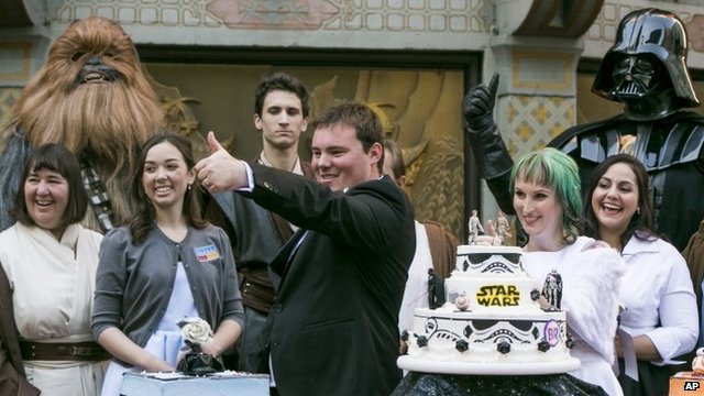 Star Wars superfans get married in a galaxy far, far away - BBC News