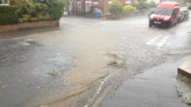 Norfolk tornado-like high wind damages homes - BBC News