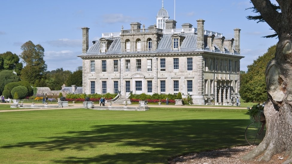 National Trust bans Portman Hunt from Kingston Lacy estate - BBC News